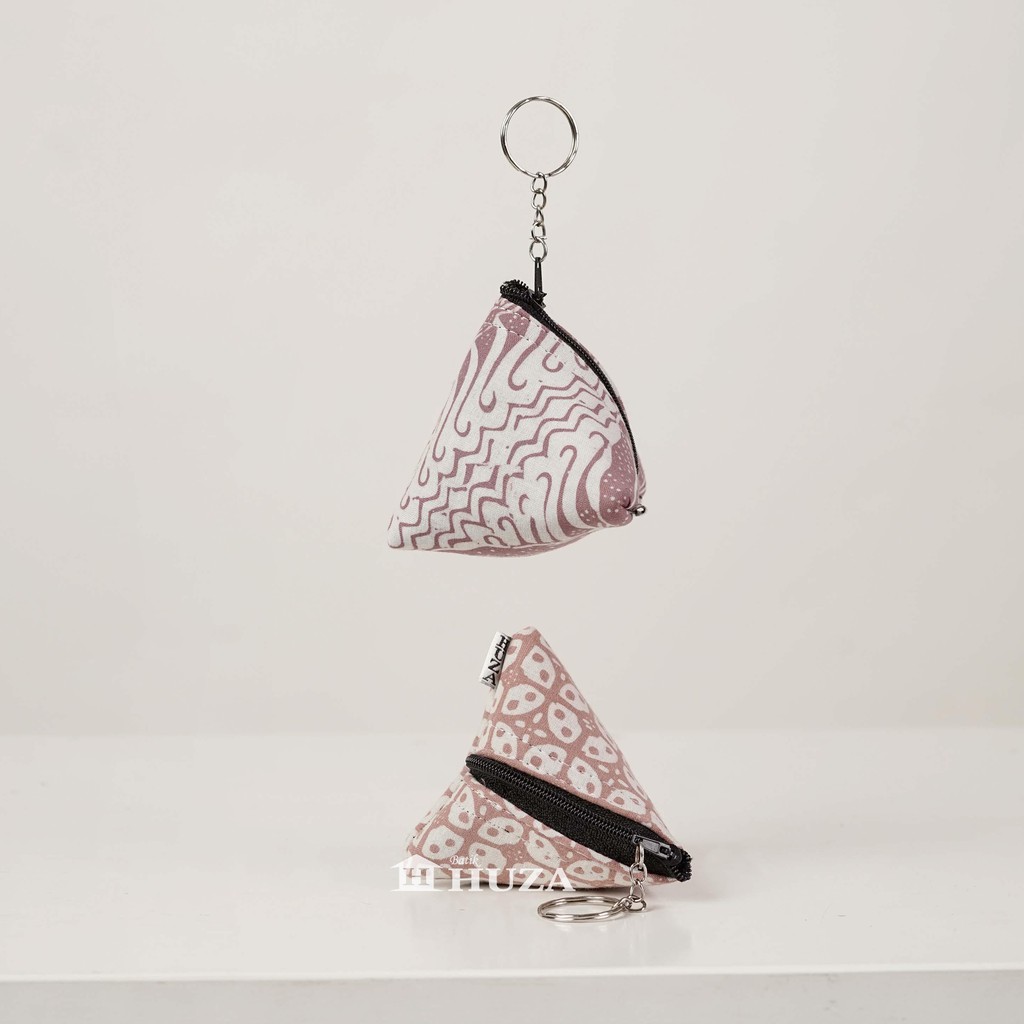 GANTUNGAN Batik KEYCHAINS PYRAMID MODEL / Batik huza KEYCHAIN SOUVENIRS ...