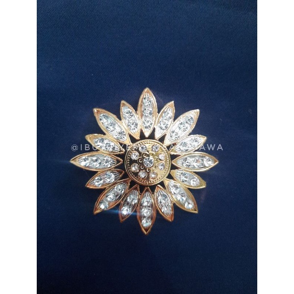 Sun Gem Brooch (White) | Shopee Malaysia