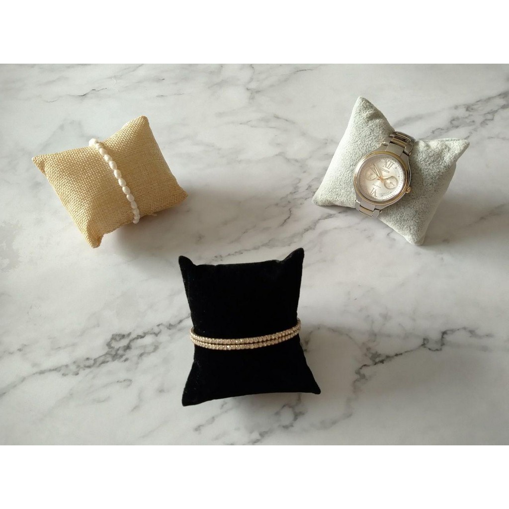 Bracelet pillow holder store