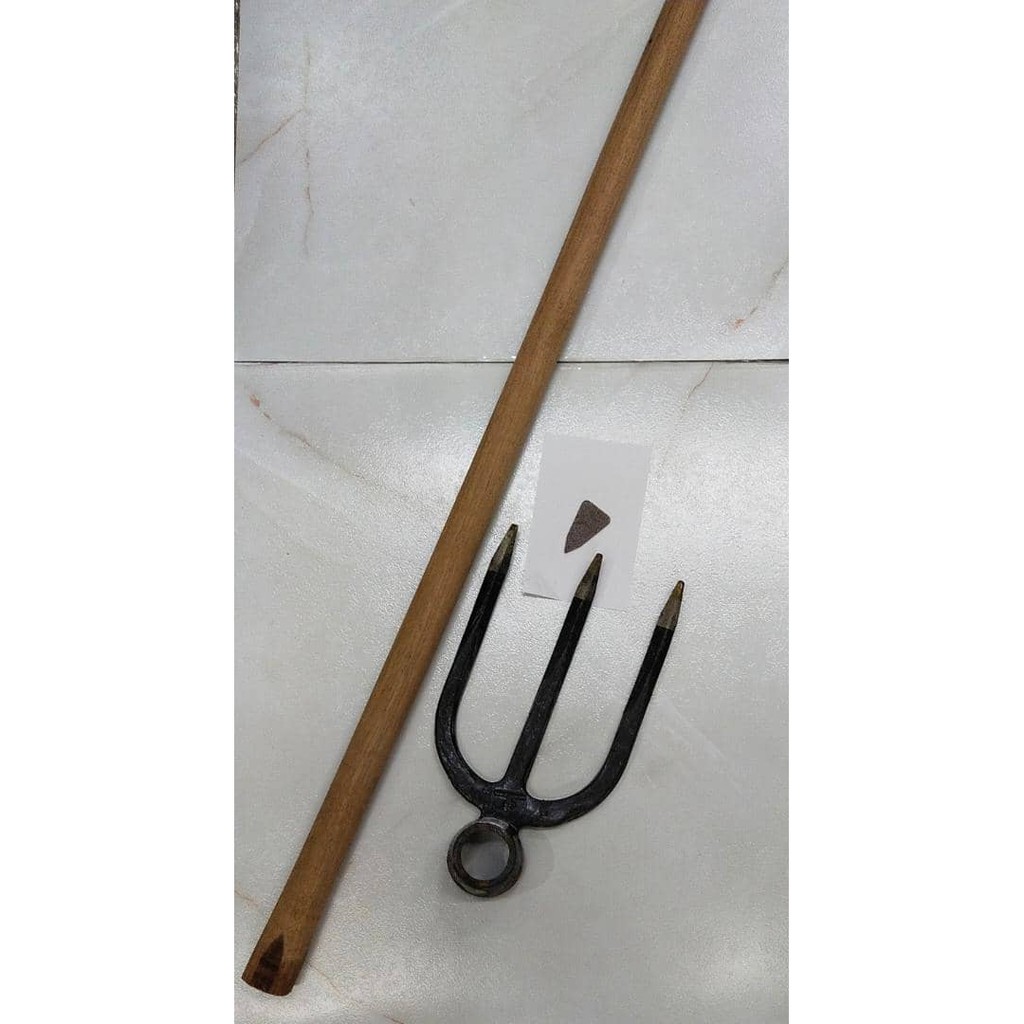 3 TEETH STEEL FORK HOE WITH WOOD HANDLE & Hulu Kayu ** CANGKUL CAKAR ...