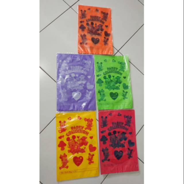 Colored plastic snacks/birthday plastic mickey mouse pattern | Shopee ...