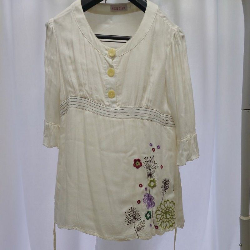 Blouse Off White Bunga Sulam | Shopee Malaysia
