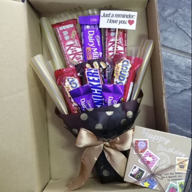 Chocolate bouquet in a box. Hadiah birthday /graduasi/anniversary ...