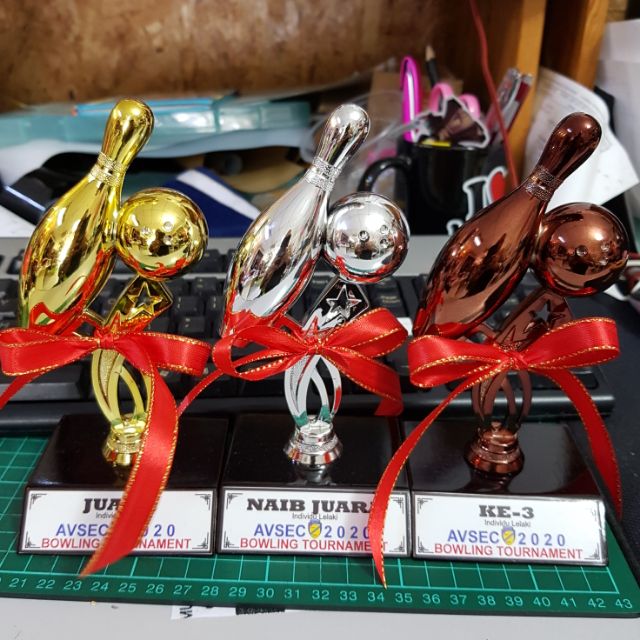 BOWLING & MICROPHONE Trophy tapak KAYU(berat) ++ plate | Shopee Malaysia