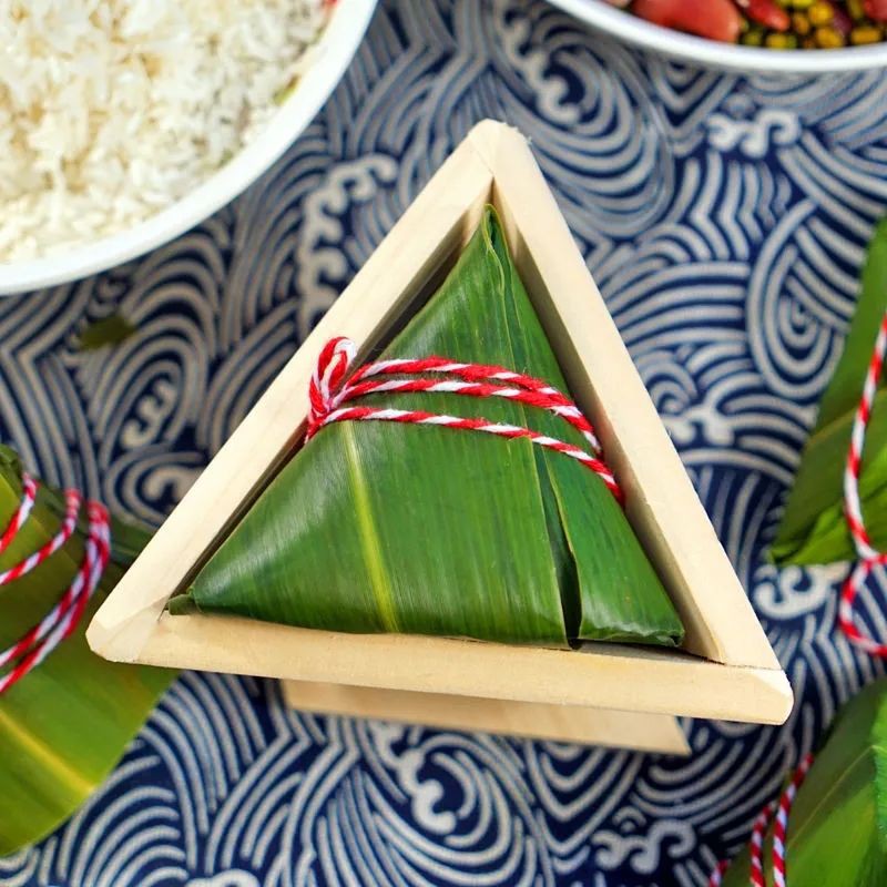 A variety of packaged rice dumplings artifact Zongzi mold wooden ...