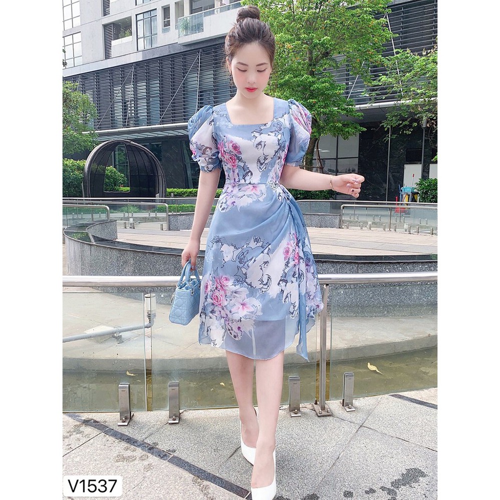 Bonucci Super pretty figure-flattering blue floral dress for ...