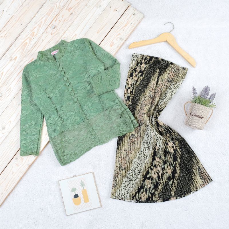 Modern Girls' Kebaya Set with Pleated Skirt Kebaya Set Kids Kebaya ...