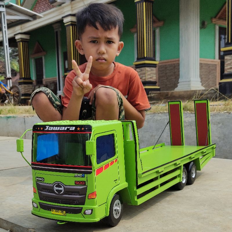 Real pict Miniature wobbly truck tronton towing hino 500 truck children ...