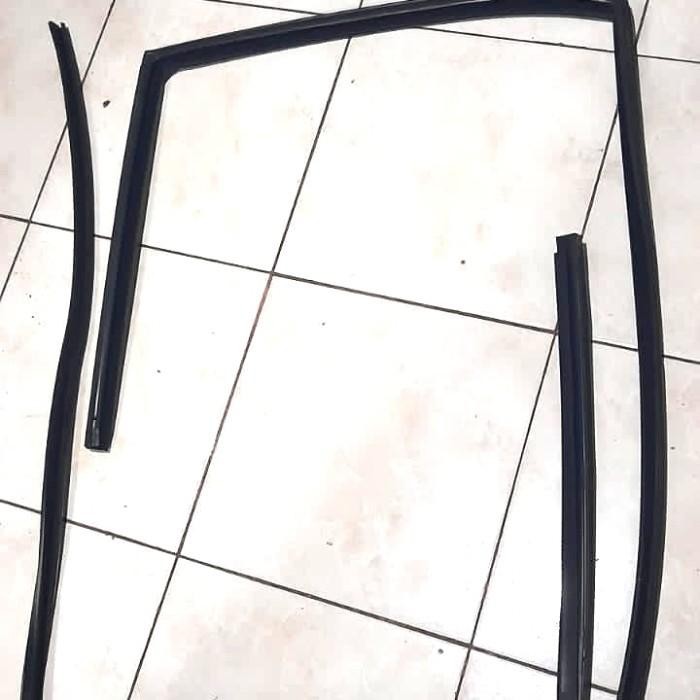 Bmw E36 window channel rubber for rear door Premium unit price | Shopee ...