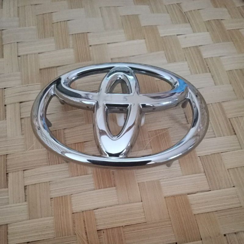 Toyota Inova reborn steering wheel logo emblem and original small foot ...