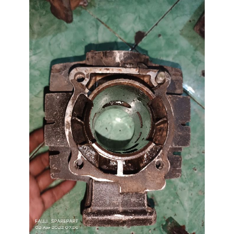 The Suzuki RGR rjr piston boring block is still in good condition as it ...