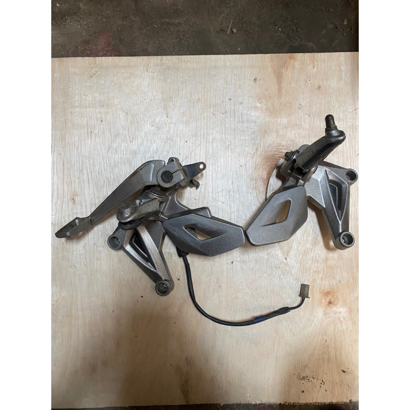 Front Foot step Kawasaki Bajaj pulsar NS200 Original | Shopee Malaysia