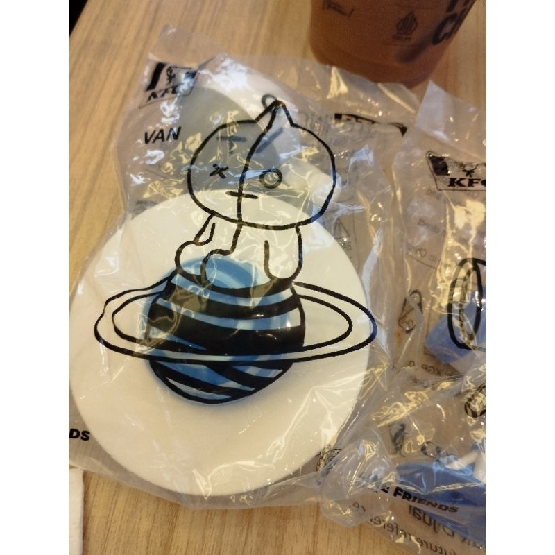 [READY] Line FRIENDS KFC X BT21 VAN TATA FIGURE TOYS MAINAN CHAKI KIDS ...