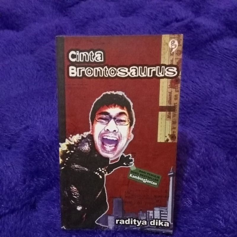 Brontosaurus love book by Raditya dika | Shopee Malaysia