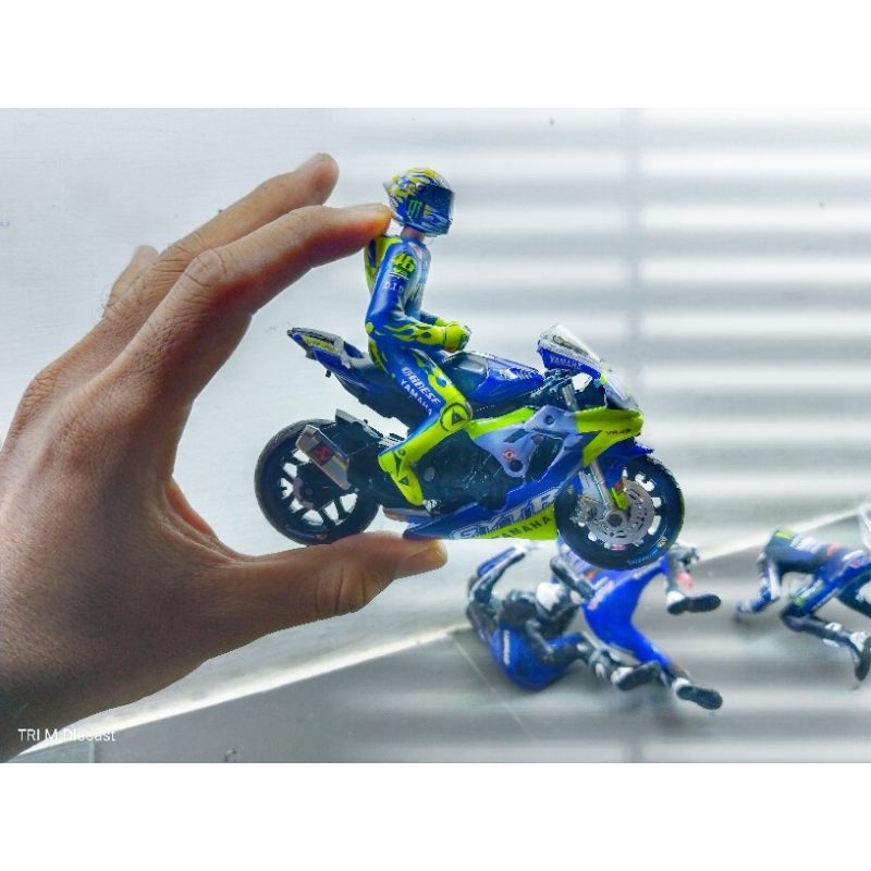 Diecast Custom Yamaha R1 set Rossi 2024 Figure 1:18 Scale | Shopee Malaysia