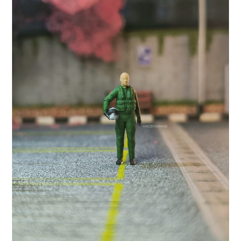 Hg Miniature Pilot Carrying Helmet 1/64 Scale Airport Diorama Airplane ...