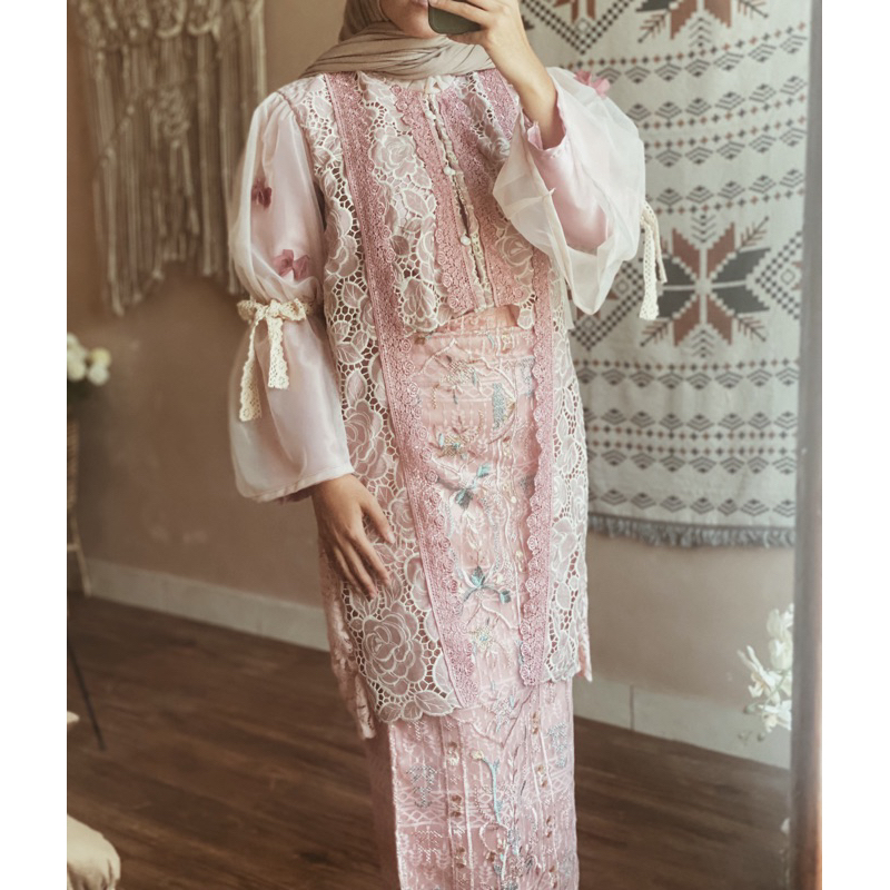 Beachylooks Kebaya Politikaru for bhianka Graduation Party Invitation ...