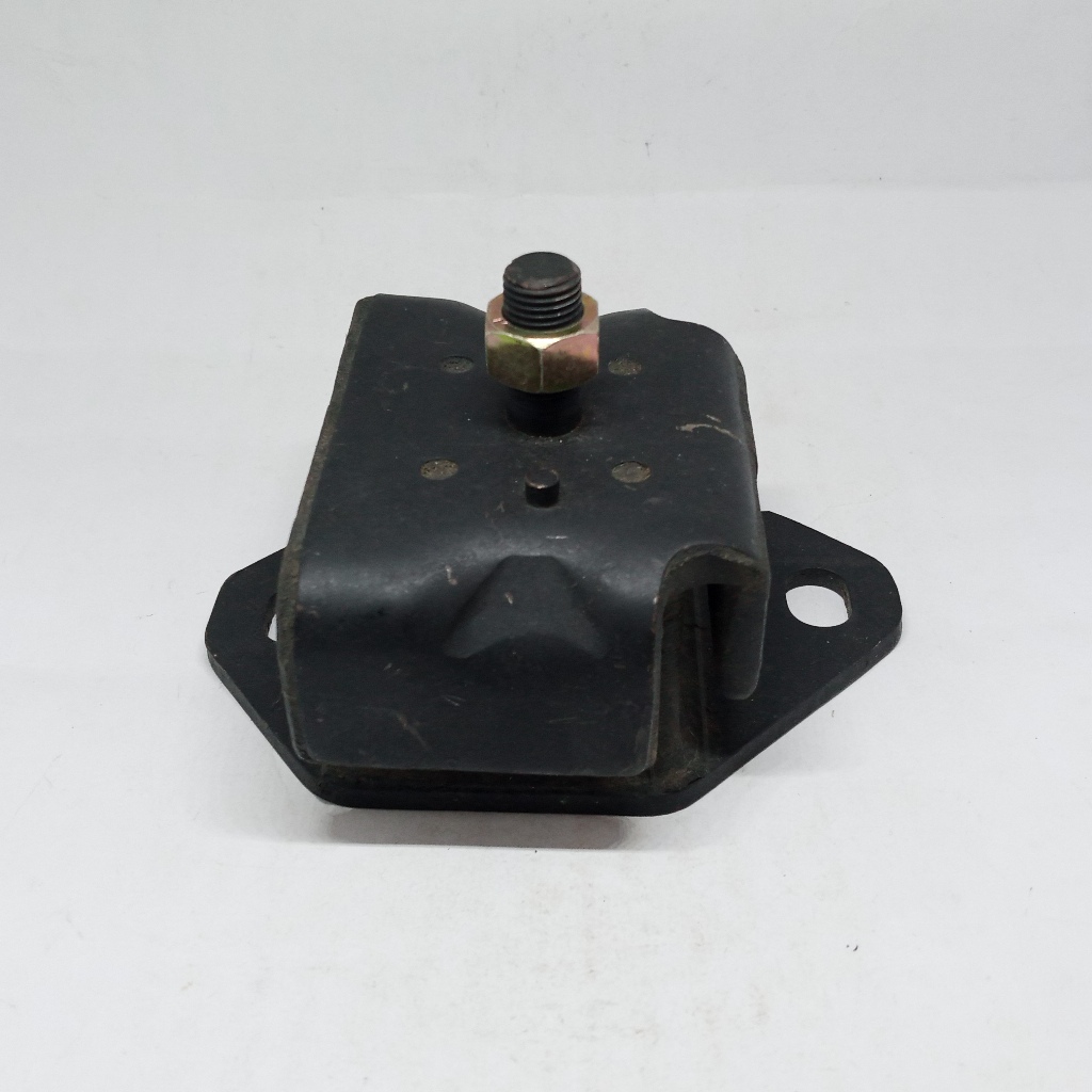 MESIN Isuzu NKR 55 RH Engine Mount Rubber Right Engine Mount Car Engine ...