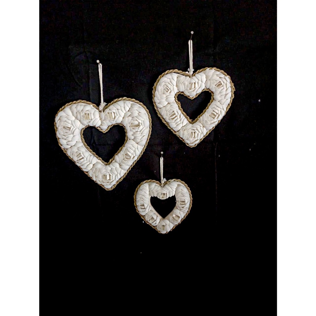 HIASAN DINDING Room wall decoration with shell heart symbol motif wall ...
