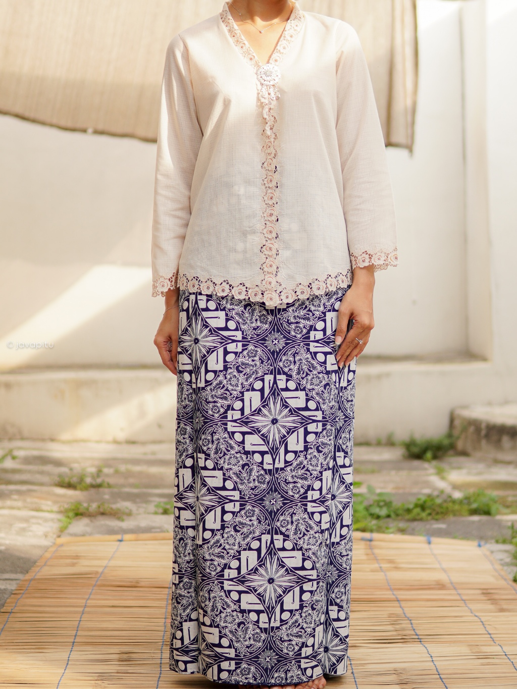 JavaPitu - Traditional Written Cap Batik "Star Clover" Dark indigo blue ...