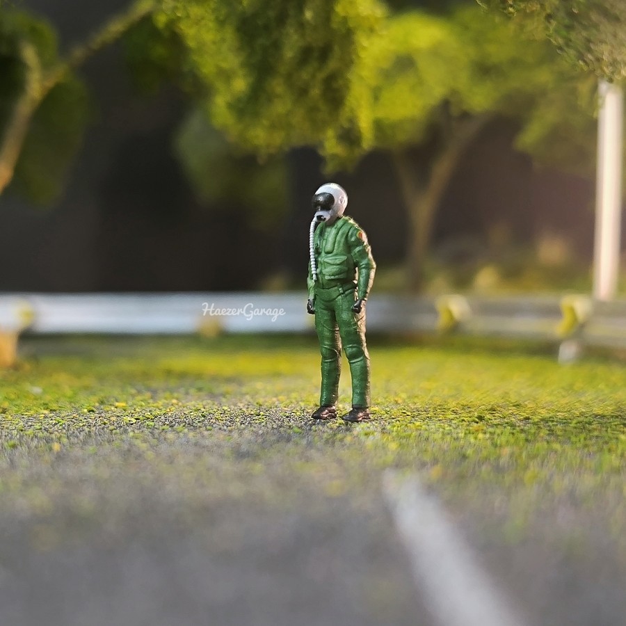 HG Miniature Pilot Wearing Helmet 1/64 Scale Airplane Airport Diorama ...