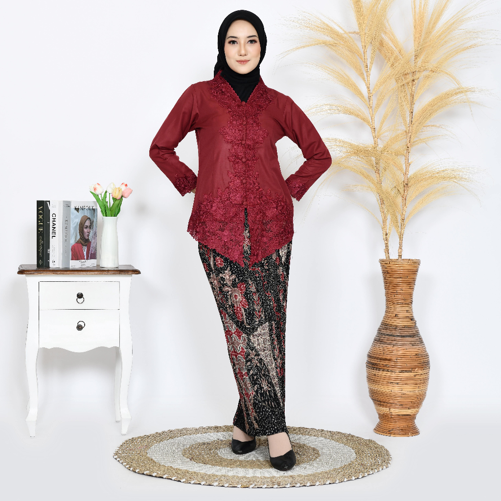 PUTIH Premium Embroidered encim Kebaya Set / Modern Jumbo Embroidered ...