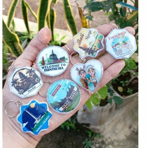 GANTUNGAN (100pcs) random Indonesian souvenir key chains for every city ...
