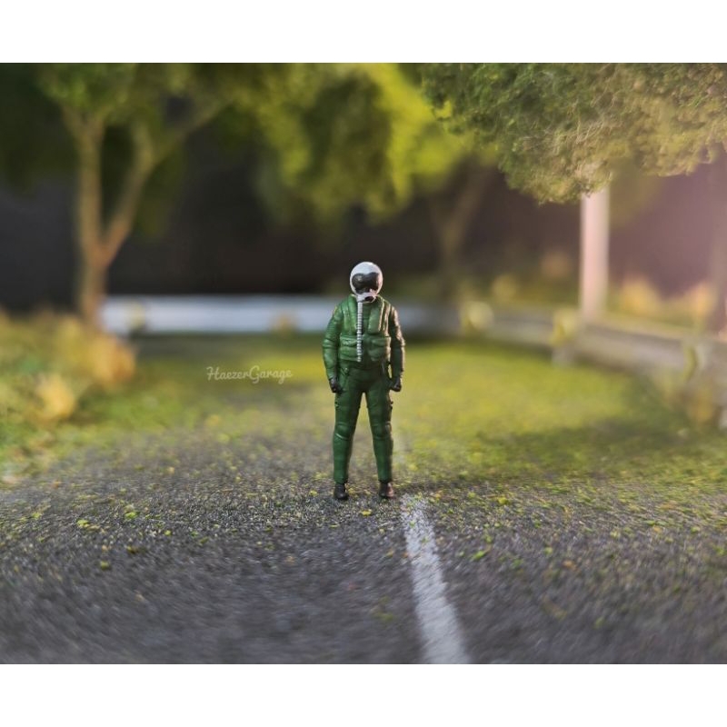 Hg Miniature Pilot Wearing Helmet 1/64 Scale Airport Diorama Airplane ...