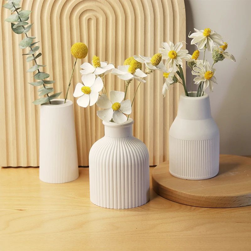 Minimalist flower vase in the shape of a bottle, aesthetic souvenir ...