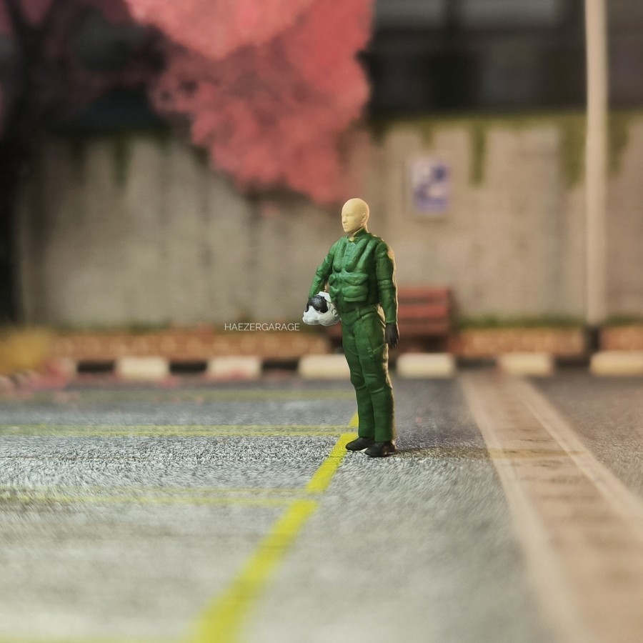 Hg Miniature Pilot Carrying Helmet Scale 1/64 Diorama Airport Airplane ...
