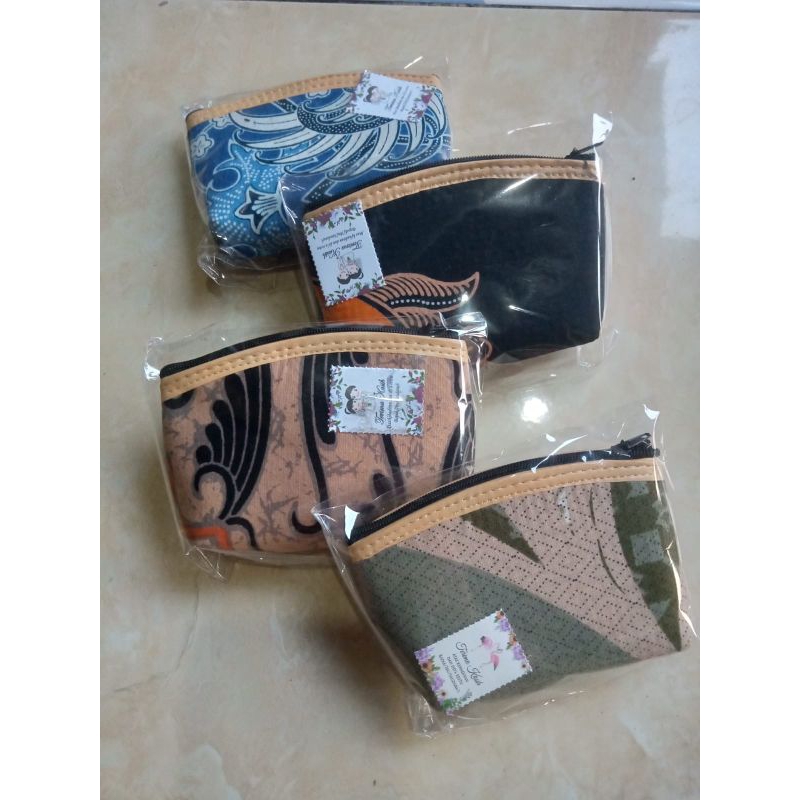 Contains 50 pcs souvenir batik wallets measuring 12 x 8,5 cm + bonus ...