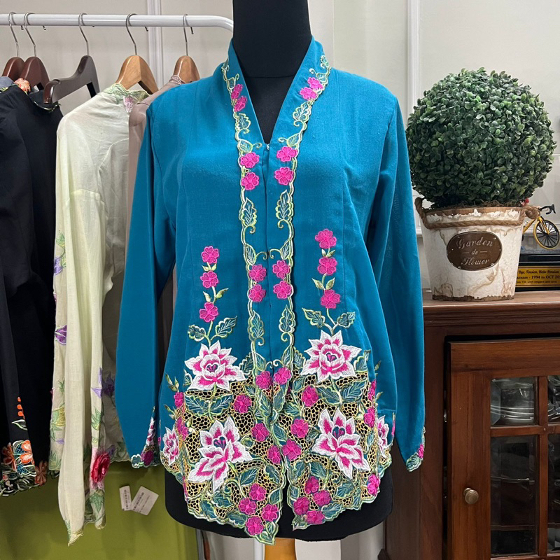 Encim Paris Premium Kebaya (A) - Size L | Shopee Malaysia