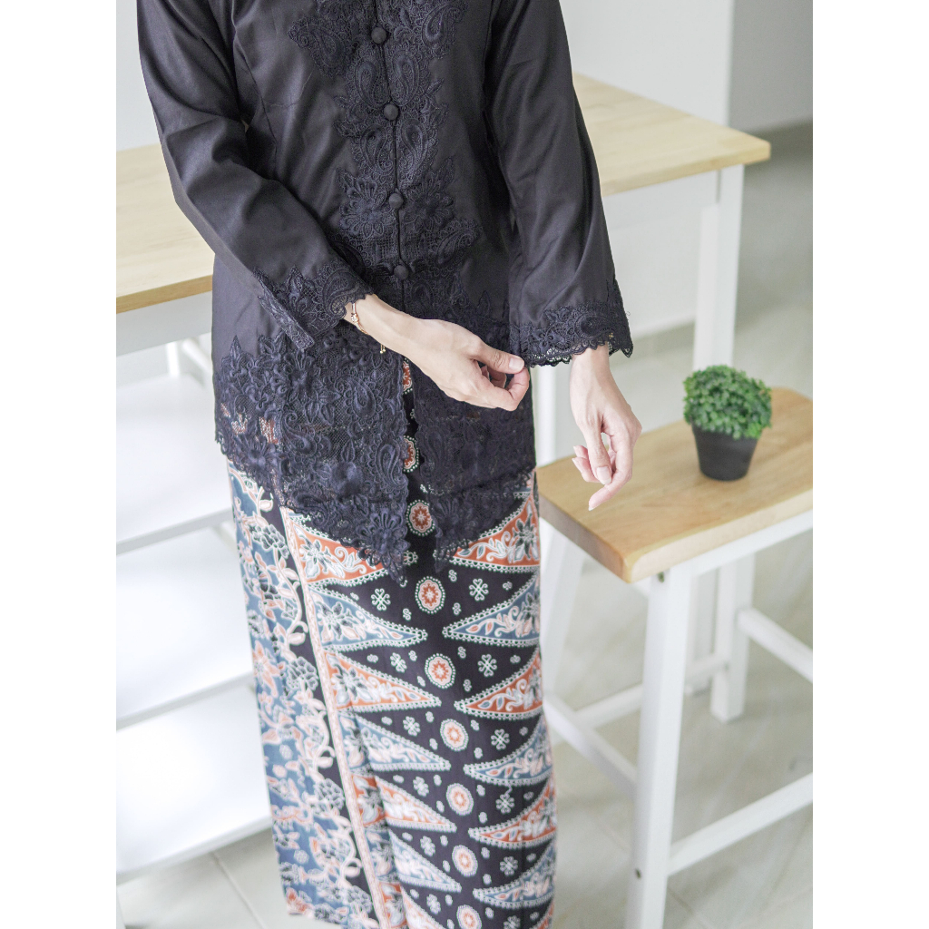 KATUN PUTIH Long Sleeve White Embroidered Encim KEBAYA / modern ...