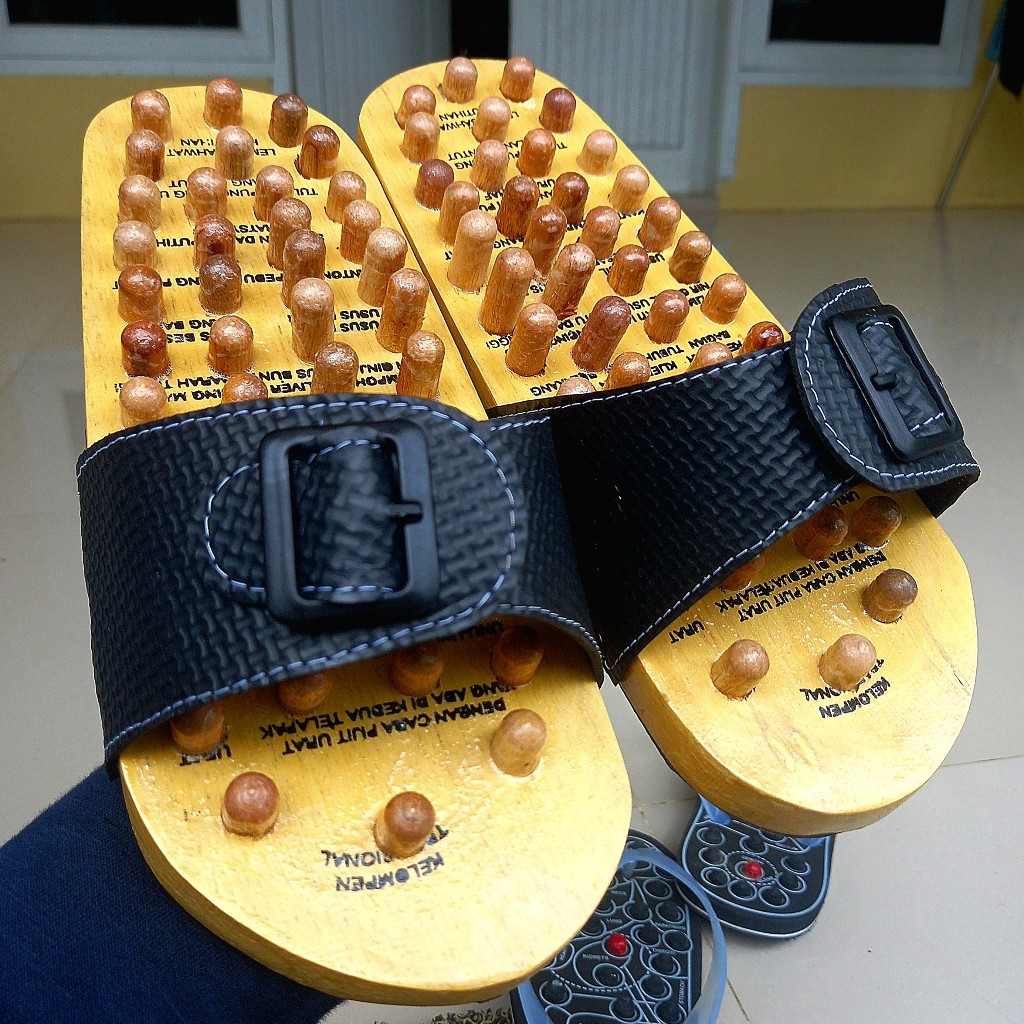 KAYU Wooden Massage Slippers Footwear, Therapy Footwear Wooden Massage ...