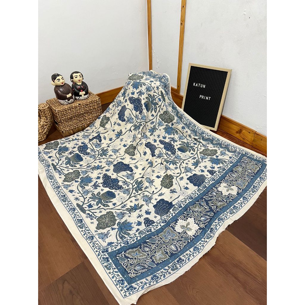 SOLO Batik cloth with pastel lotus flower motif, basic color Broken ...