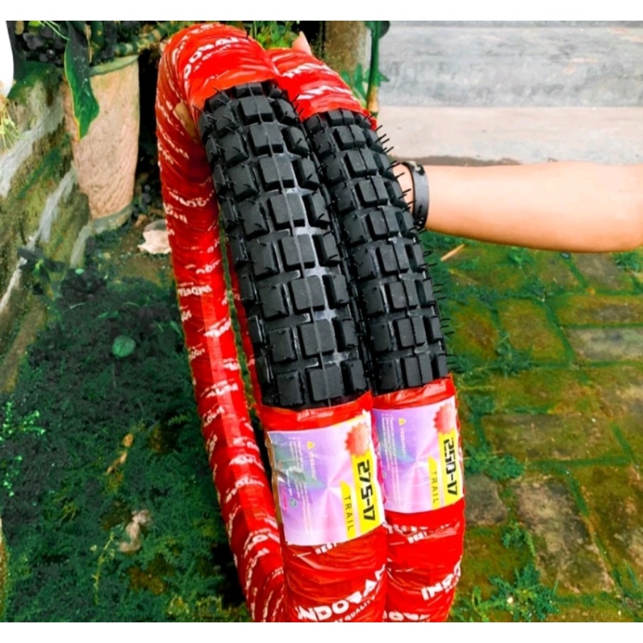 Pair of semi-trail tires, front and rear, sizes 250 Ring 17 and 275 ...