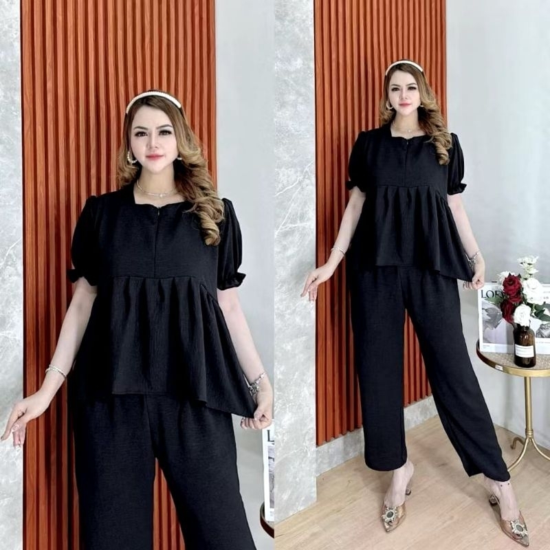 One Set of Women's Crinkles / Contemporary Women's Lisa Suits / Plain ...