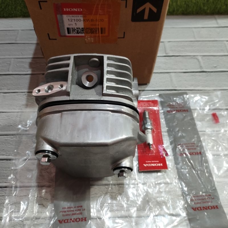 Complete Head Assy clylinder block, free spark plugs, old Honda Blade ...