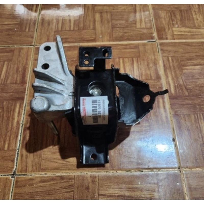 MESIN Engine mounting right manual Engine mount raize rocky original ...