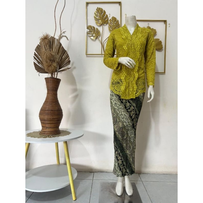 Encim KEBAYA TOP / SHORT KARTINI KEBAYA / BEAUTIFUL KEBAYA / SIMPLE ...