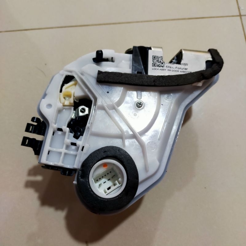 Innova Reborn Fortuner VRZ Hilux Revo Middle Door Door Lock Original ...