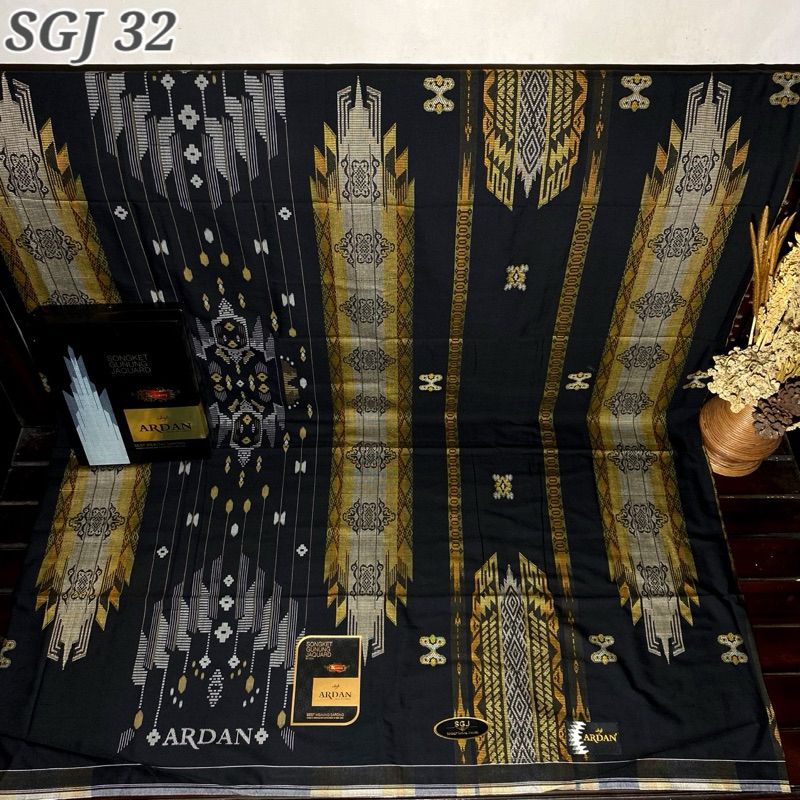 PUTIH HITAM Black Ardan Ketjubung Sgj sarong | White songket mountain ...