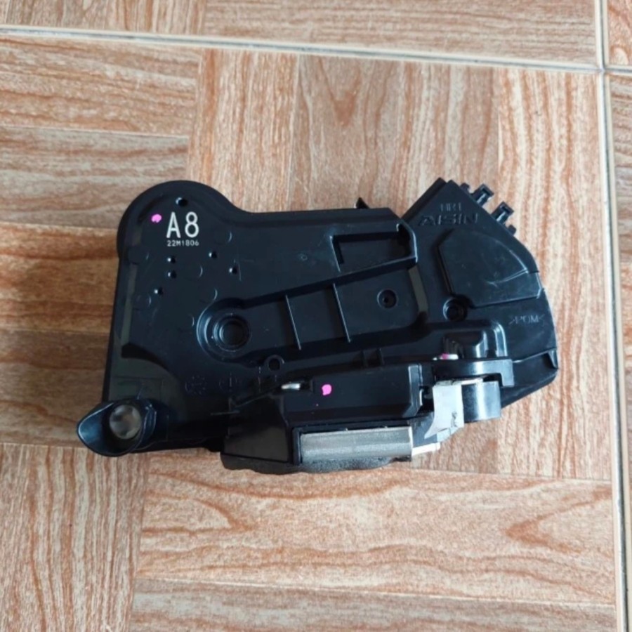 Innova reborn fortuner vrz hilux revo right front door lock original ...