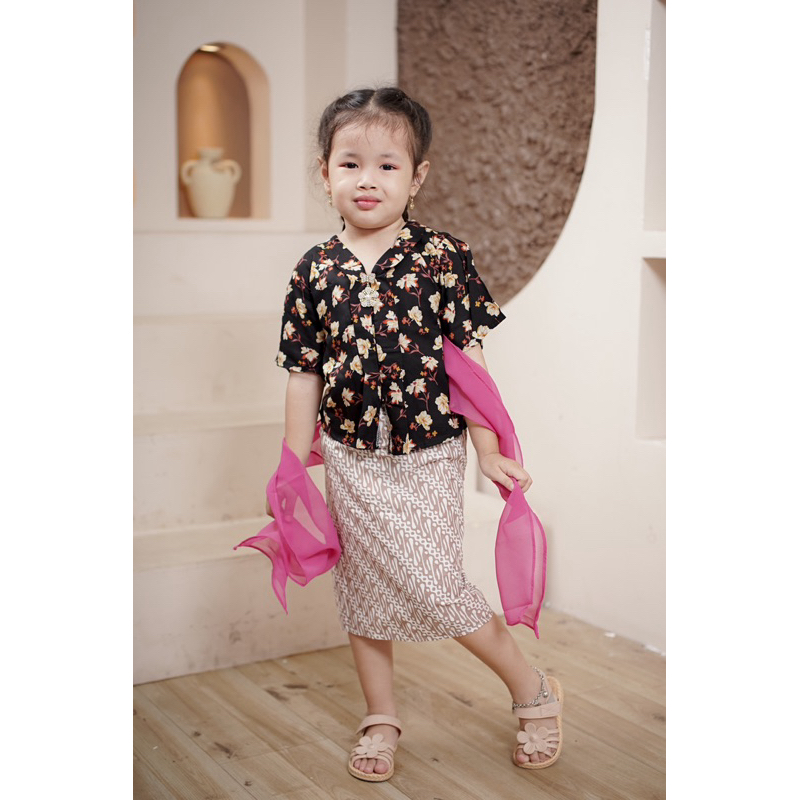 Migu JAVA KEBAYA ANGGUN SHORT SLEEVES KUTUBARU SET MIDDLE JAVA KEBAYA ...