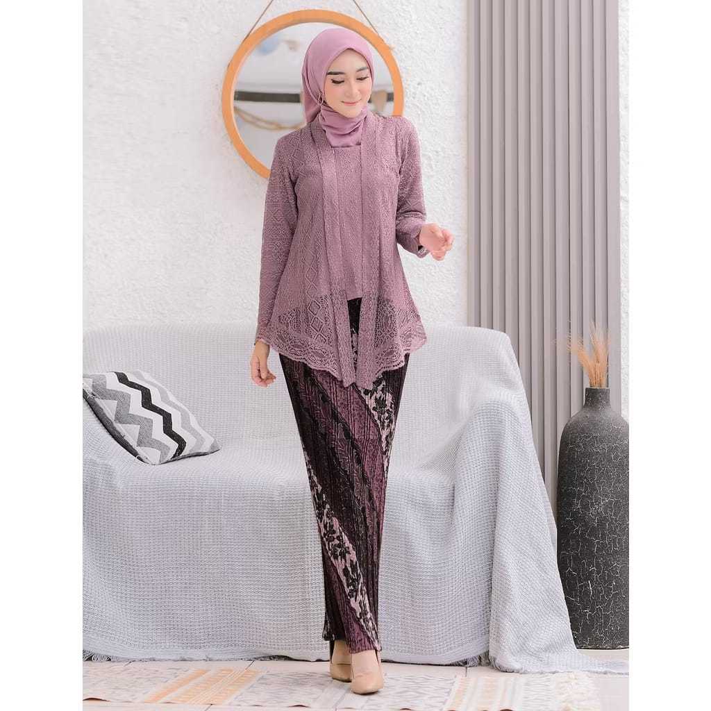 HN MODE - Long Malioboro brocade kutubaru kebaya set with pleated skirt ...