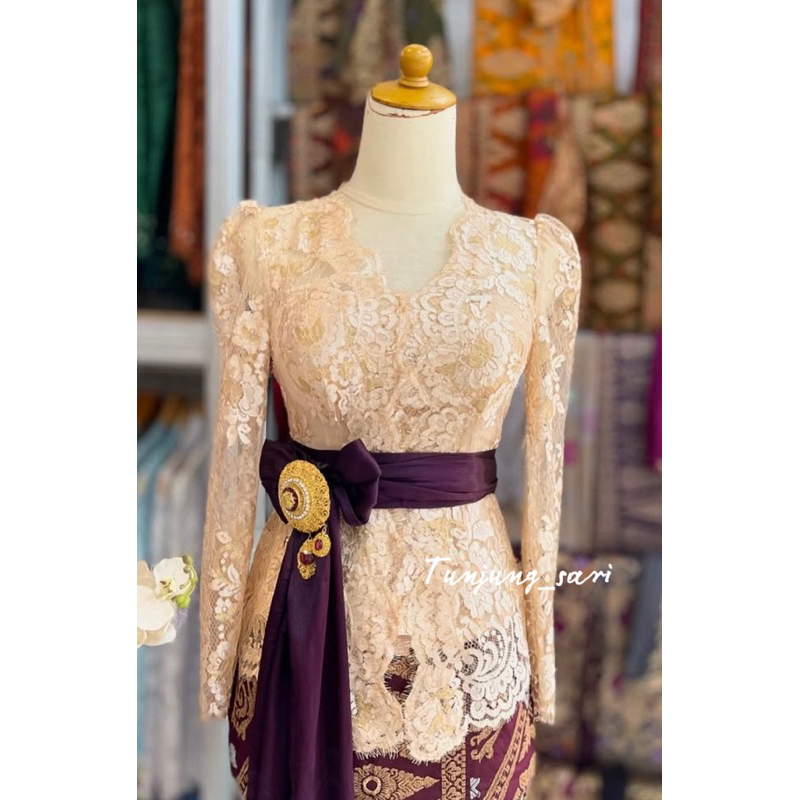 Kebaya becomes brocade lace gold // kebaya becomes on a esthetician ...