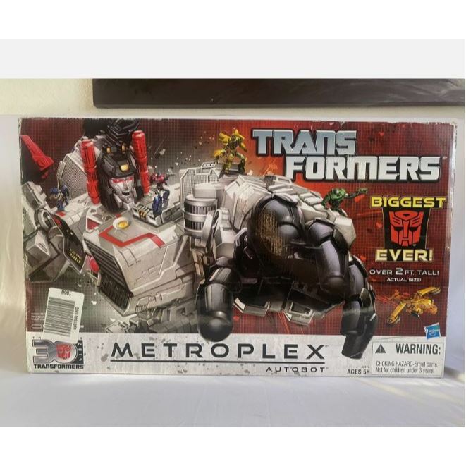 Hasbro Transformers Generations Titan Class Metroplex with Autobot ...