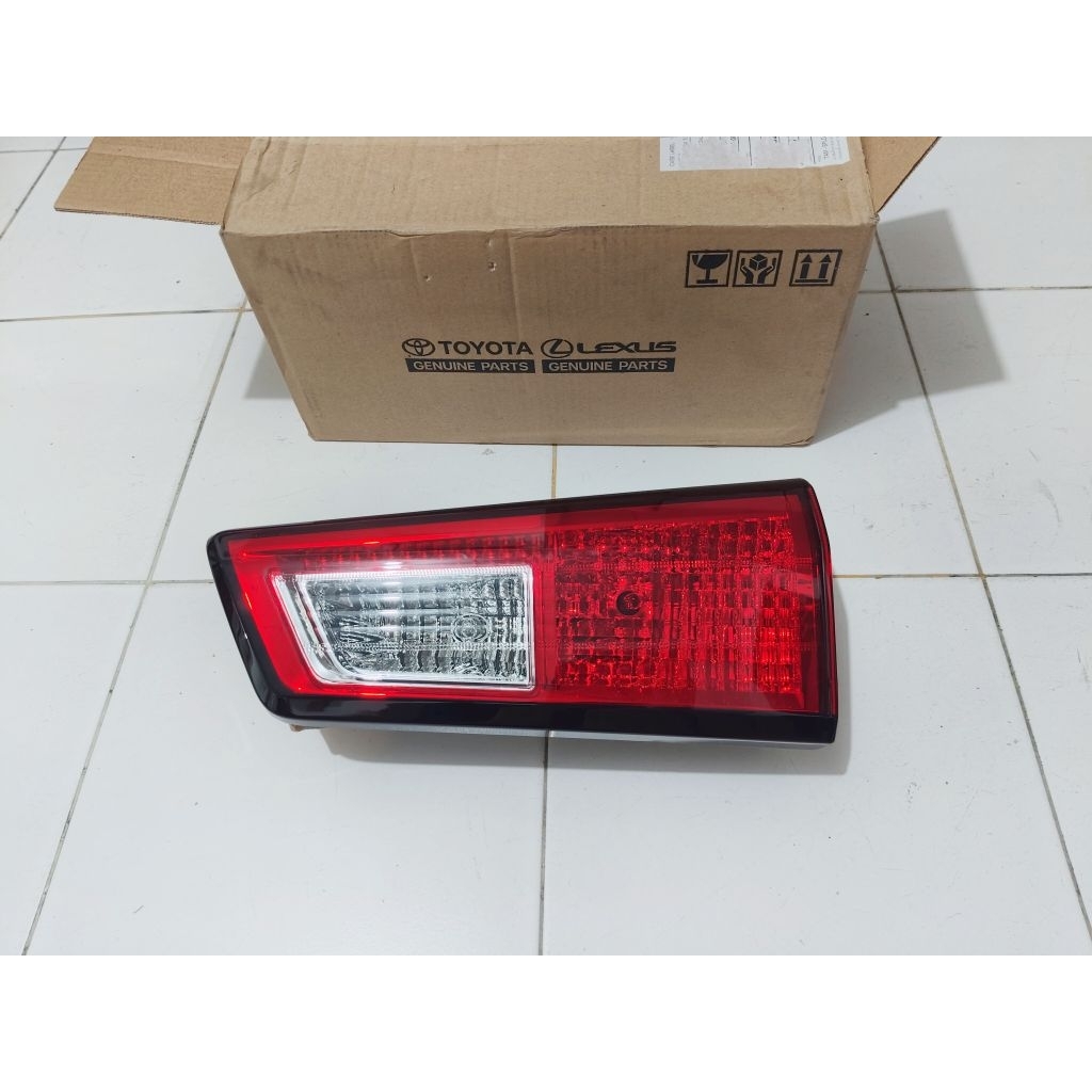 Toyota innova reborn facelift rear trunk reflector light 2021 2022 2023 ...