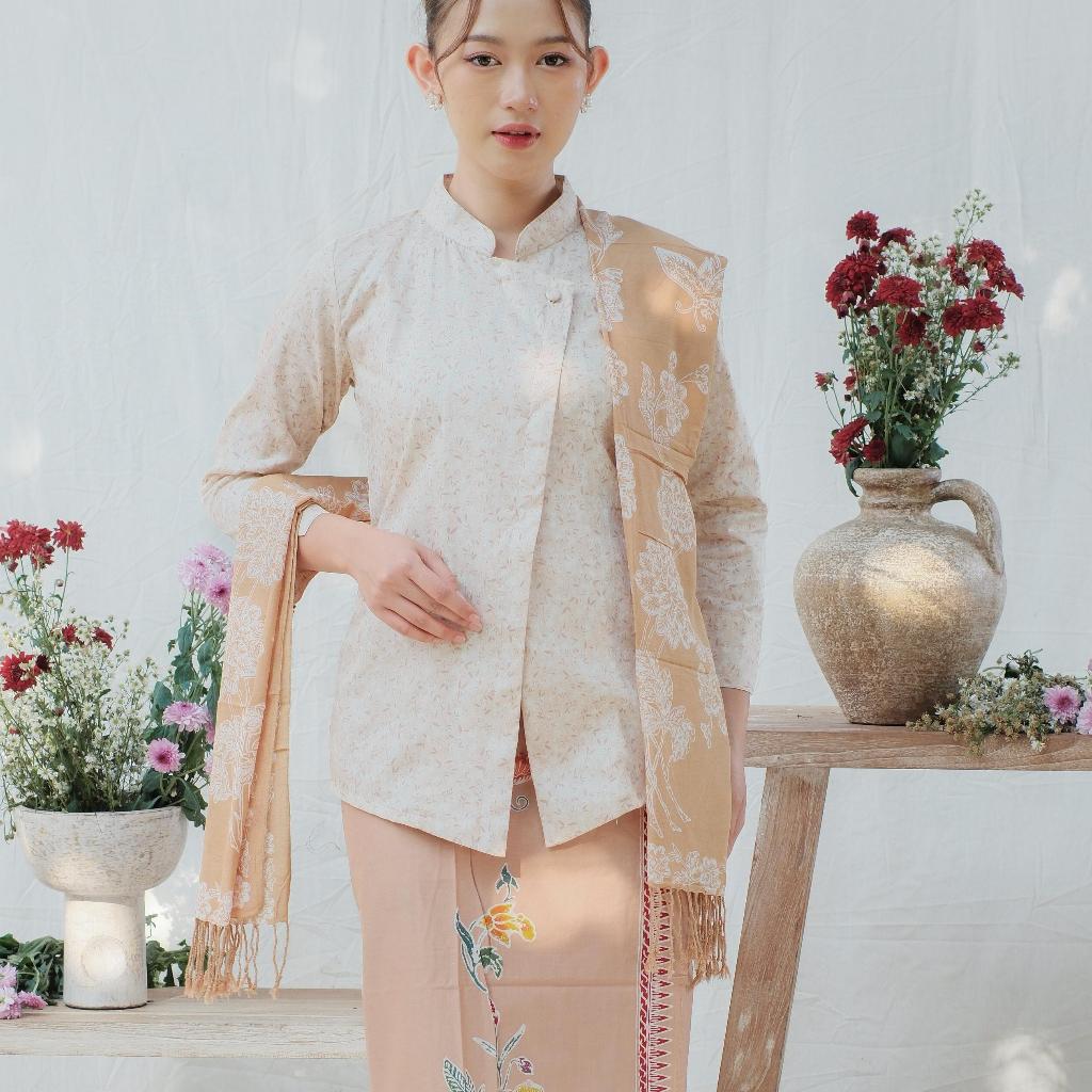 KATUN Larasati long-sleeved Kebaya, meradelima, cream Japanese cotton ...