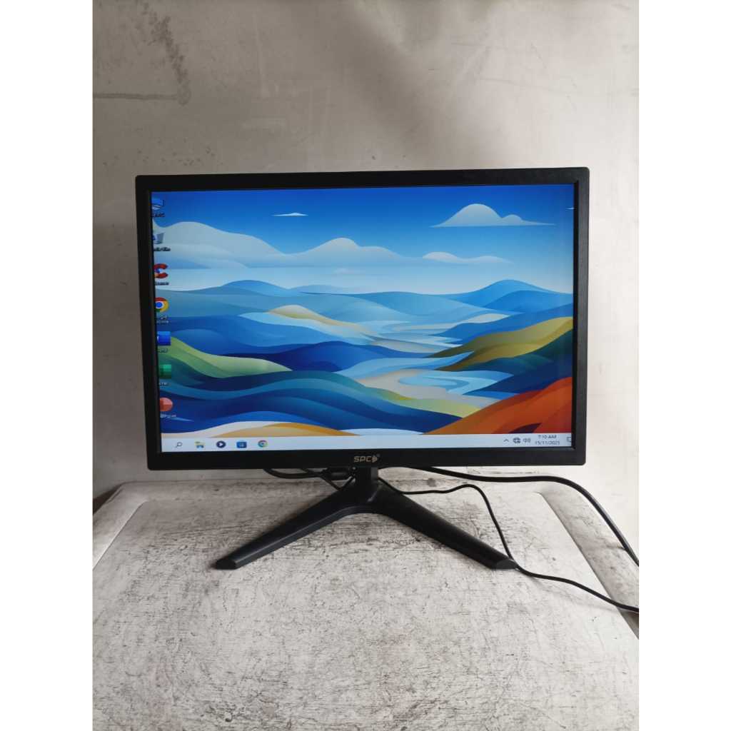 LAYAR Lcd monitor spc 19 inch clear screen plus ready-to-use adapter ...